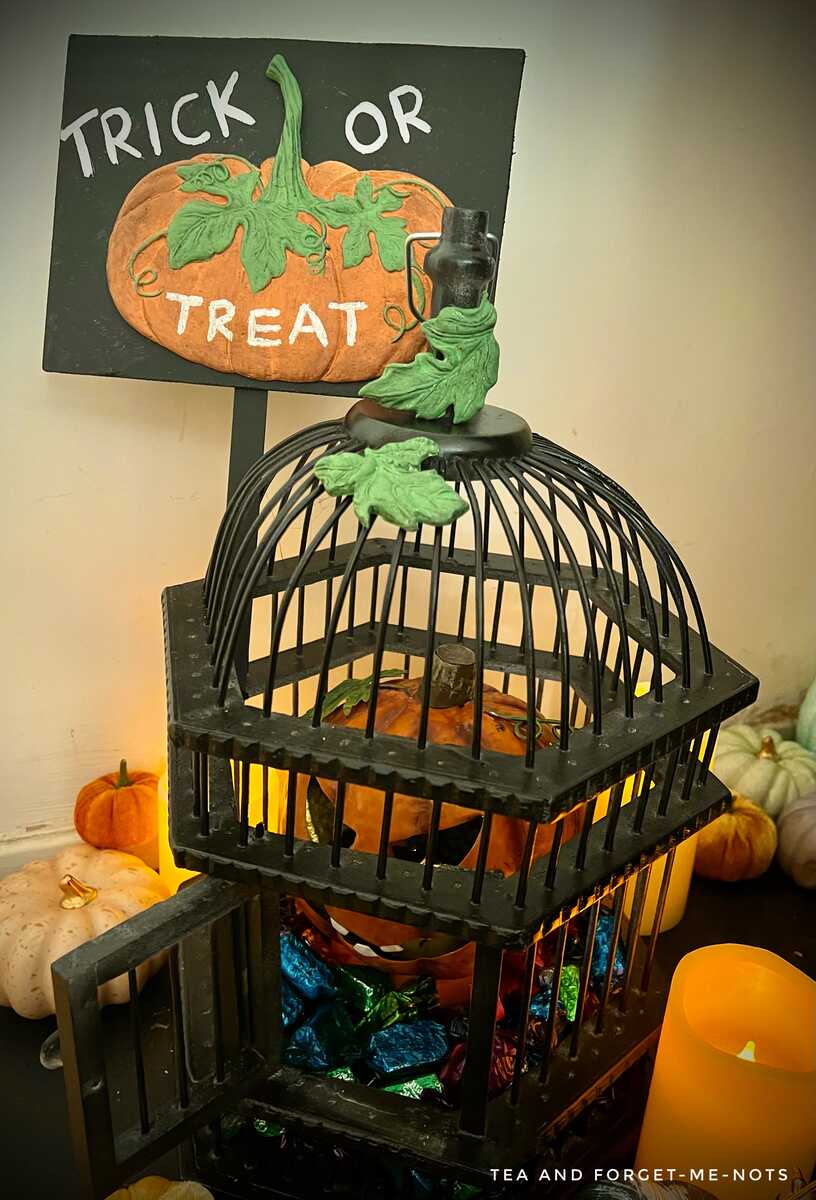 Easy DIY Halloween Porch Sign for Scary Porch Decorations – Tea and ...