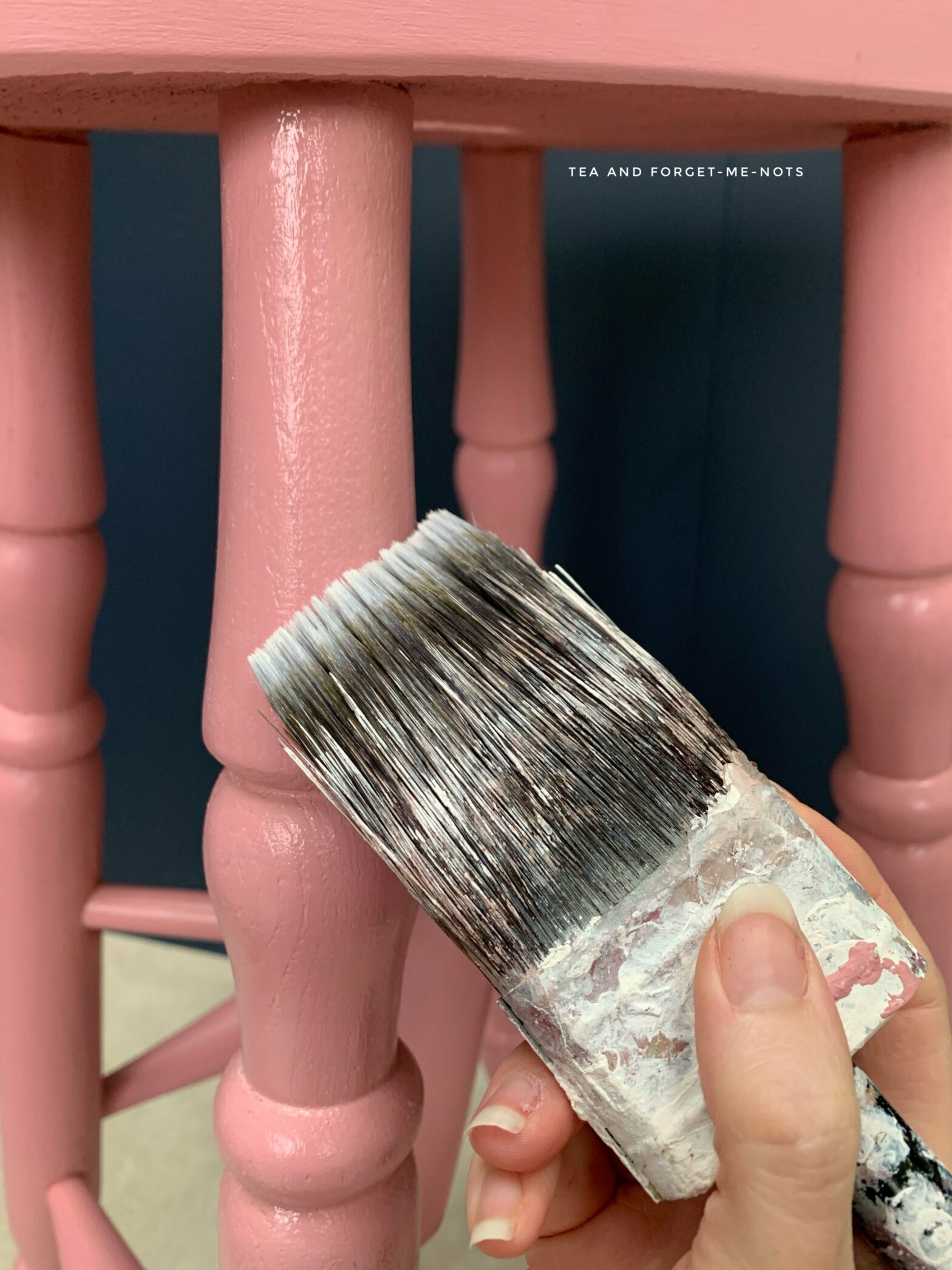 An interesting way to paint a wood stool – Tea and Forget-me-nots