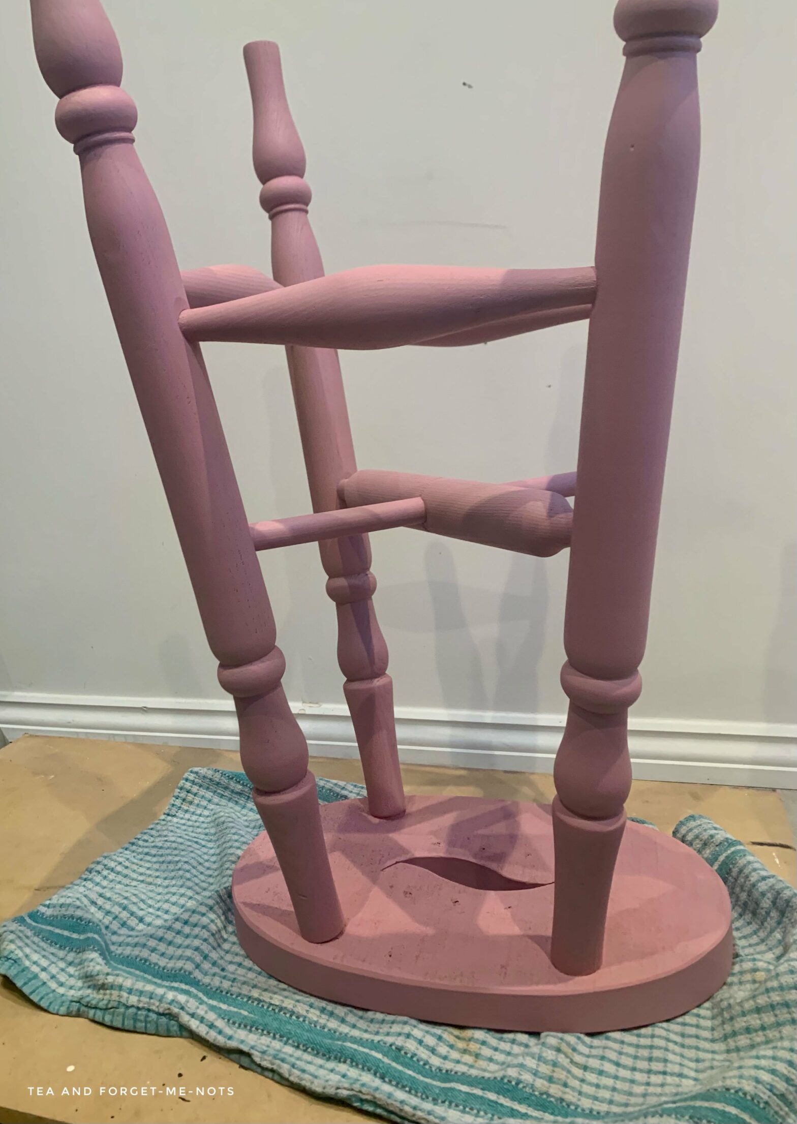 An interesting way to paint a wood stool – Tea and Forget-me-nots