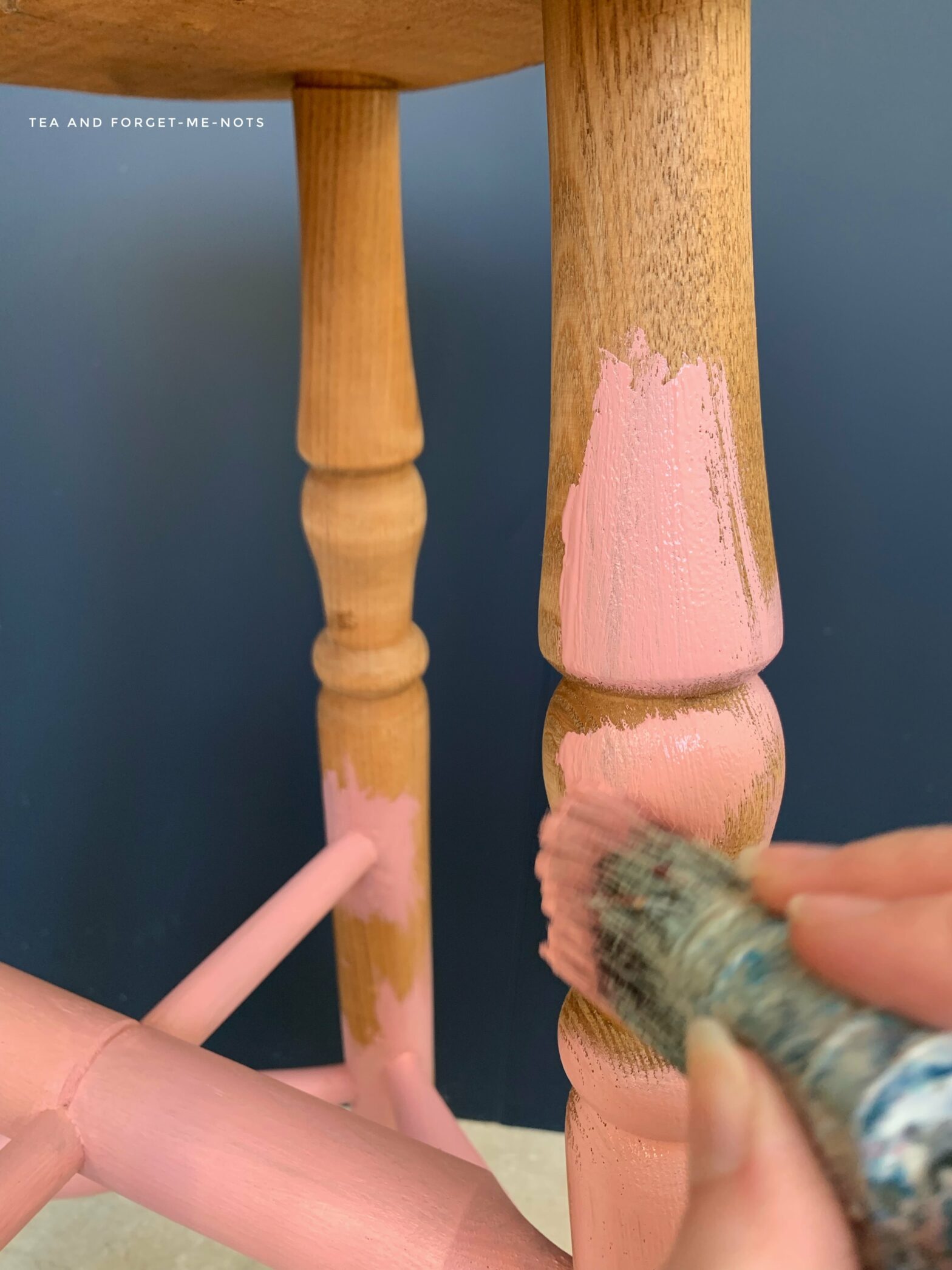 An interesting way to paint a wood stool – Tea and Forget-me-nots