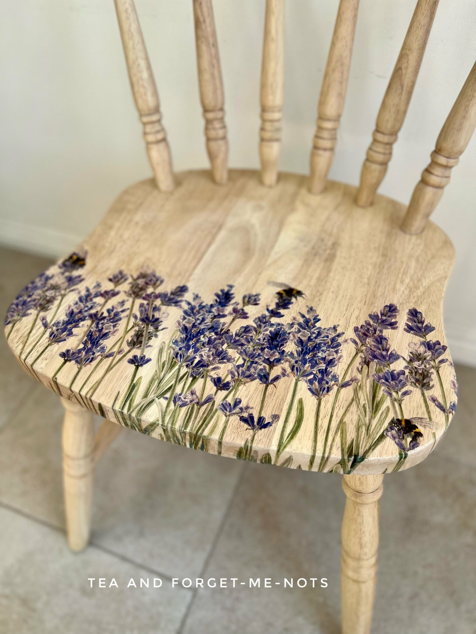 How to upcycle an old wooden chair with a furniture transfer in 4 steps
