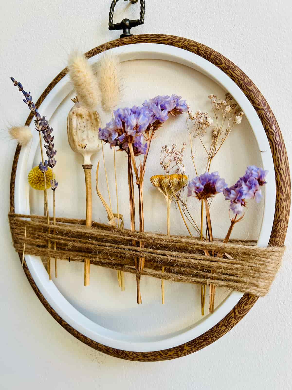 Easy Embroidery Hoop Decor with Dried Flowers – Tea and Forget-me-nots